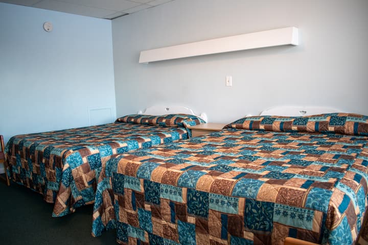 Private Room With 2 Queen Bed - Cornwall