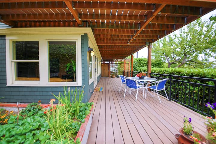 Hideaway With A View - Seattle, WA