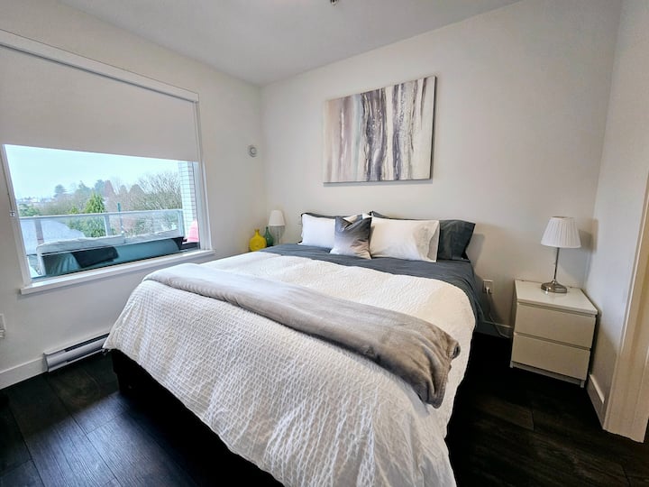 Modern Condo W Patio | Parking | Ac | Laundry - North Vancouver