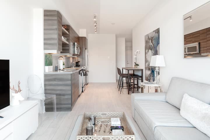 Admire Unobstructed Cn Tower Views At A Lavish Penthouse - Mississauga