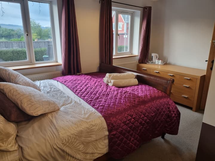 Family Room W/ Lake View - Shared Bathroom - Maidstone
