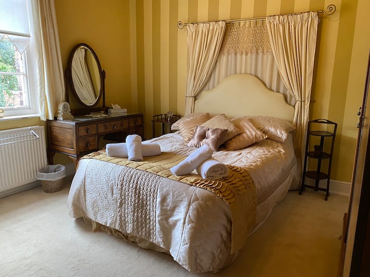 Beautiful Apartment In City Walls With Parking - York