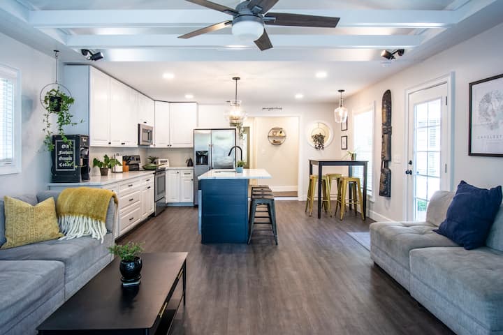 Beautiful Renovated Cottage Ready To Accommodate - James Island, SC