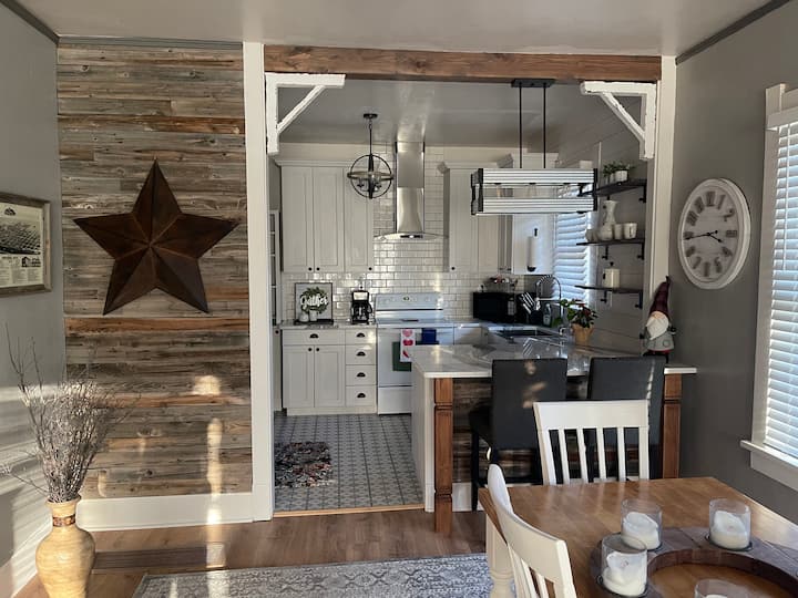 Cute & Newly Remodeled Downtown House - Cheyenne, WY