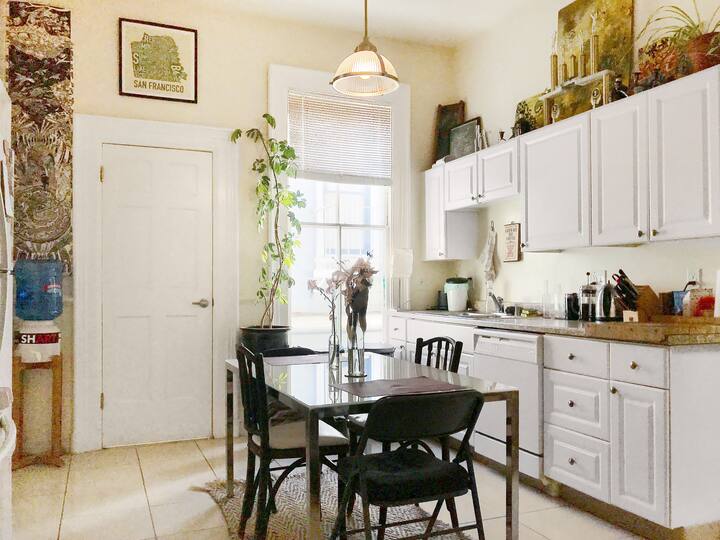 Large Art Filled Room Next To The Painted Ladies! - サンフランシスコ