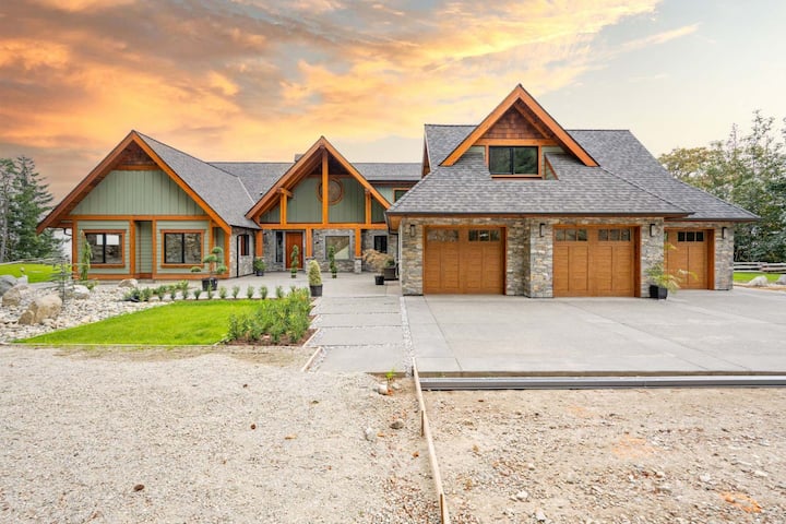 Luxury Home, Gated Property
Sleeps12, Hot Tub Spa - Vancouver Island