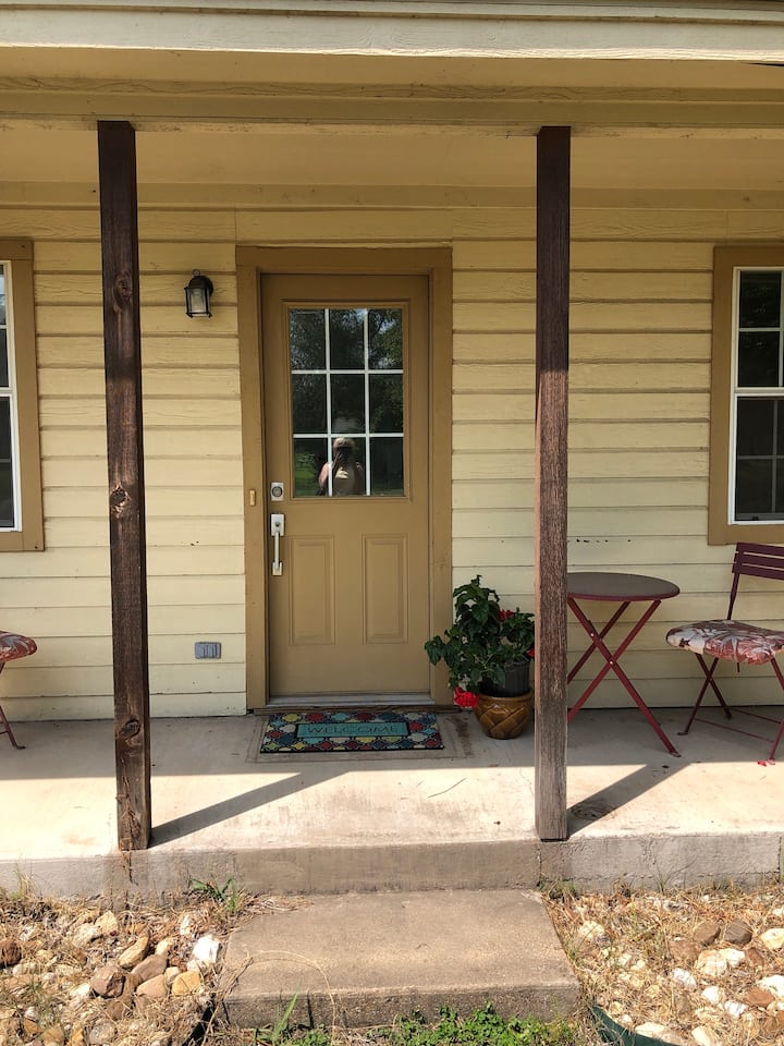 Pearl Street Cottage-perfect Location Near Square! - Granbury, TX