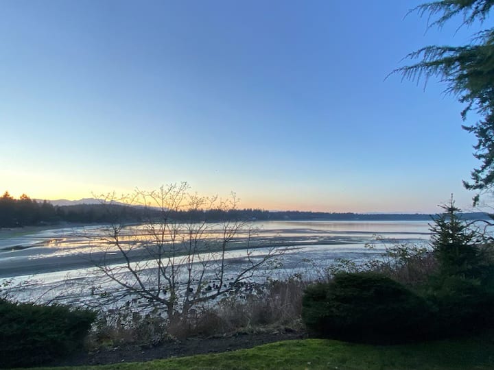 Nanoose Bay Oceanfront Retreat - Sleeps 6 - Vancouver Island