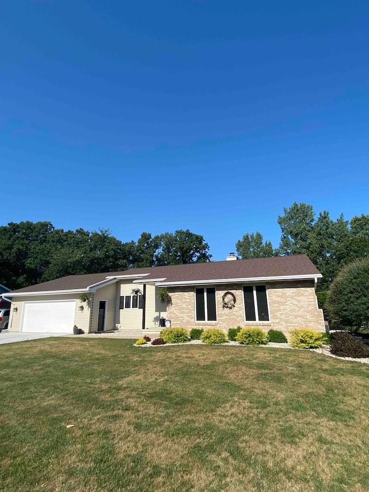 3 Bed / 2.5 Bath Upscale Home! - Oshkosh, WI