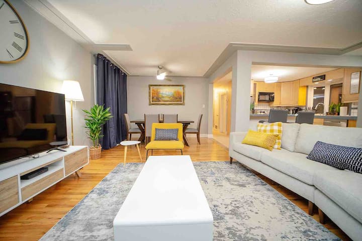 Cozy 3 Bedroom Contemporary Home With Free Parking - Edmonton