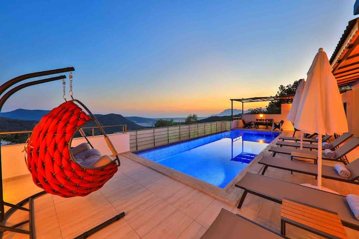 6 Kişilik Deniz Manzaralı Jakuzili Lüks Villa - Kalkan