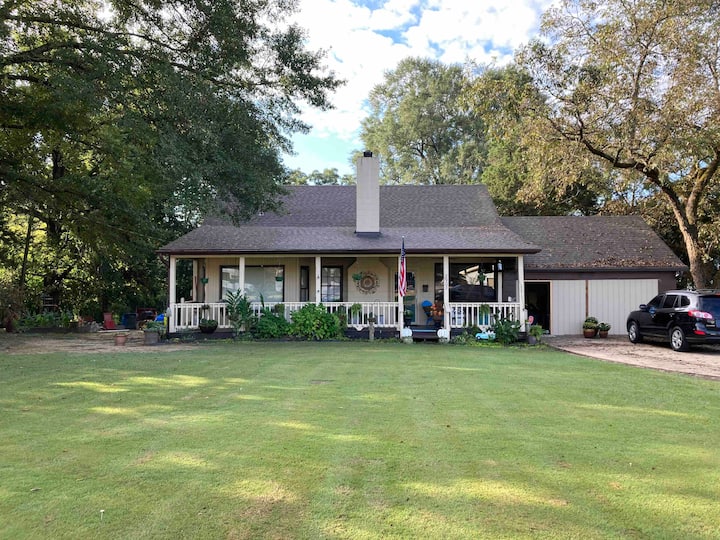 Charming 3 Bedroom Home Downtown 2 Miles To U Of A - Tuscaloosa, AL