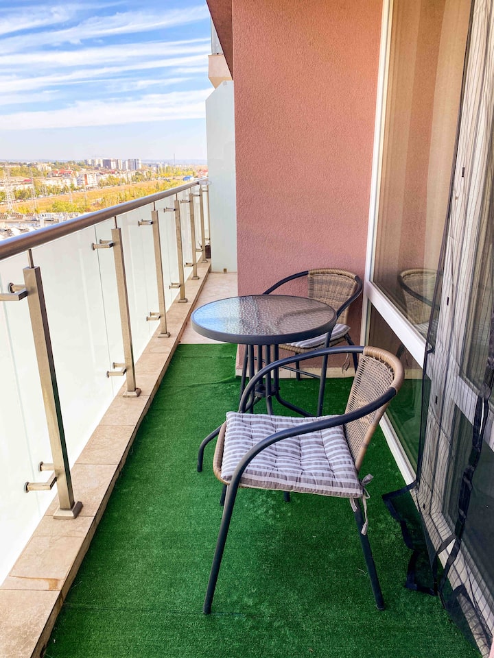 Happy Hideout | Bright 10th Floor Conest Apt - Iași