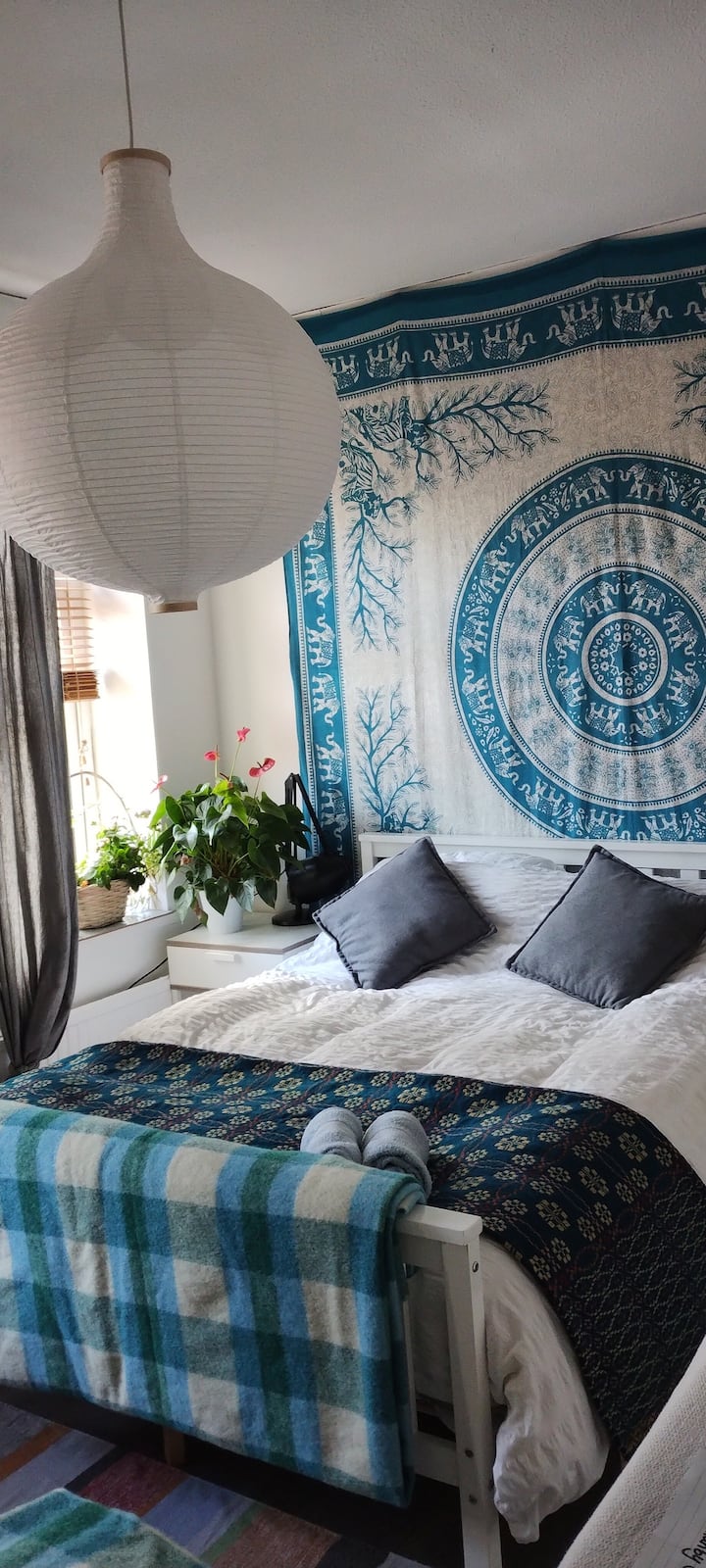 One Double Bedroom; Parking; 10 Mins To Centre. - Cardiff