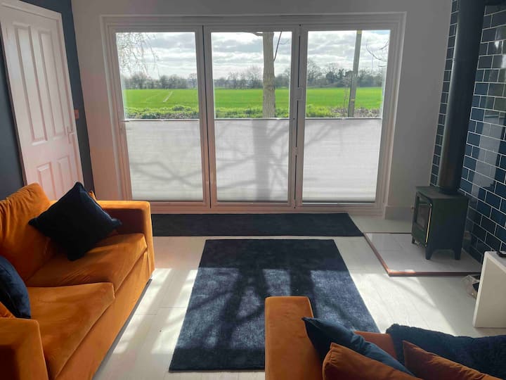 The Hideaway-perfect Staycation - Stanstead