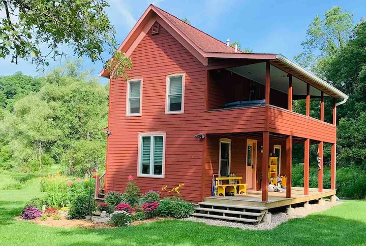 Little Willow Sw Wi Restored Farmhouse Cold Plunge - Cazenovia, WI