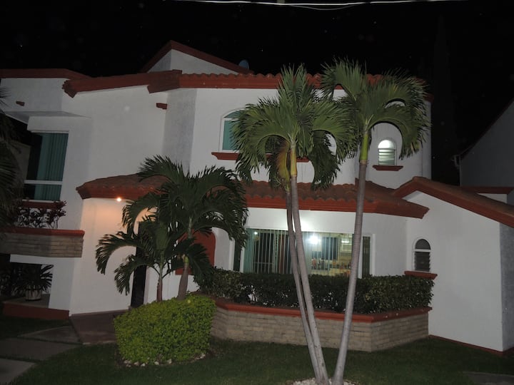 Magnifica Casa En Fraccionamiento Lomas De Cocoyoc - Morelos