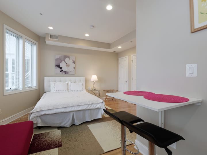 New Studio In Adams Morgan, Parking Options - Downtown, DC
