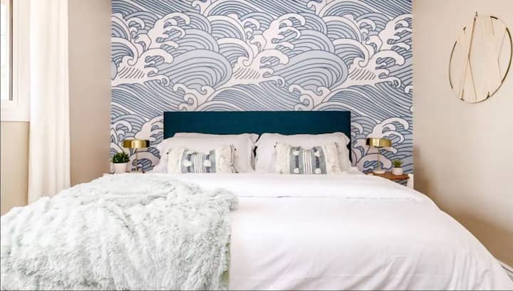 The Wave 🌊 Walking To West Edmonton Mall ★ Netflix Disney+ ★ King Bed! - Edmonton