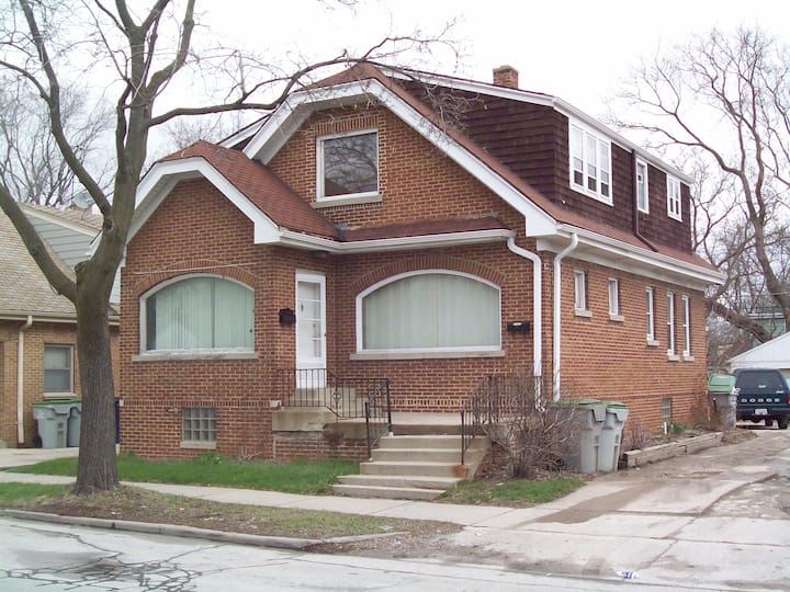 Charming 2 Bedroom Lower In Older Neighborhood - Milwaukee