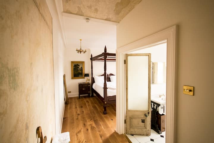 Four Poster (Bedroom 2) In Crooked Swan Hotel - Crewkerne