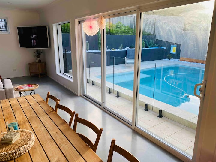 Beachy House With Pool - Coolangatta