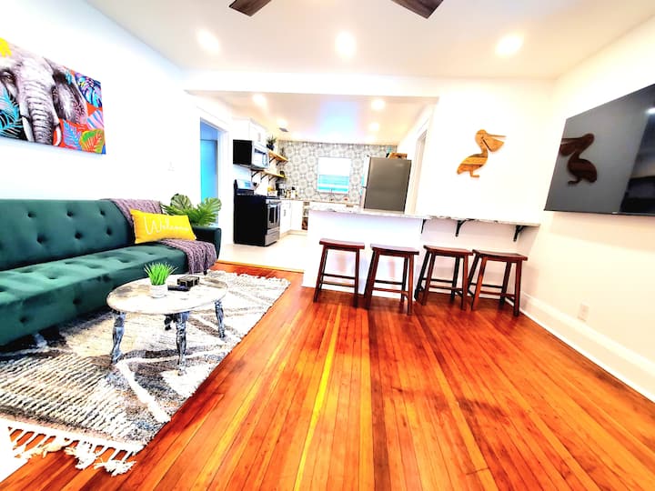 Sleeps 13, 2 Apartments Hist Uptown Walkable To Dt - St. Petersburg, FL