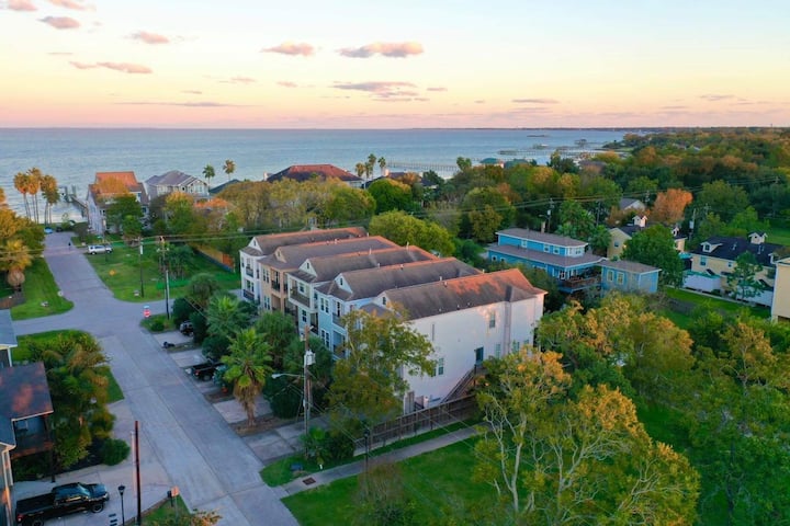 Kemah Boardwalk Home W Bikes *One Block* From Fun - Seabrook, TX