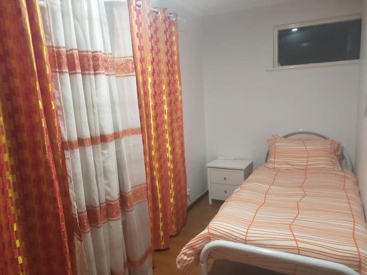 Student Room 4 Desk Frendly Famly, Bus And Train - Mount Pleasant