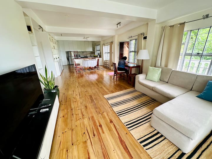 Peaceful 3br Apartment With Mountain Views & Wi-fi - スバ