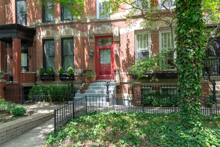 Webster Place By The Lincoln Park Zoo - Chicago, IL