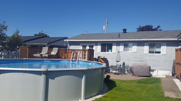 Spacious & Quiet Home With Beautiful Patio & Pool! - Sault Ste. Marie