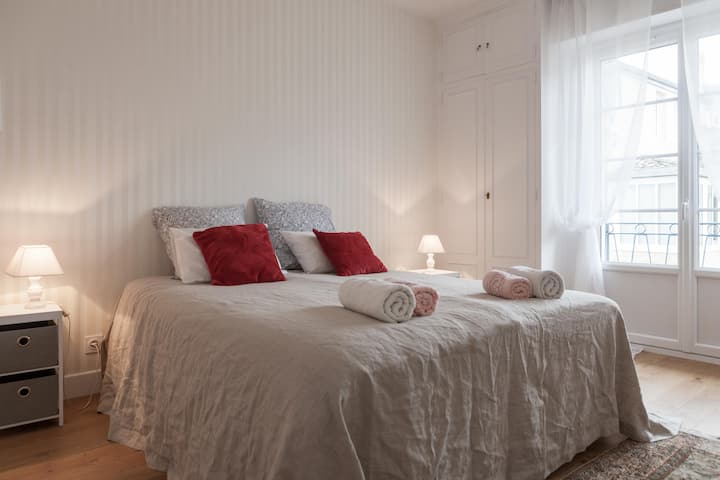 Apartamento De 105m2 Tranquilo, Luminoso Centro De La Ciudad Con Parking - Burdeos