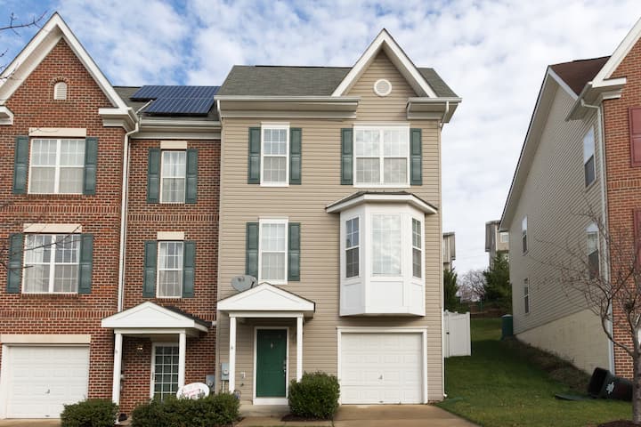 Beautiful 3 Bd/2/5 Br Near Metro, Capitol Heights - Hyattsville, MD