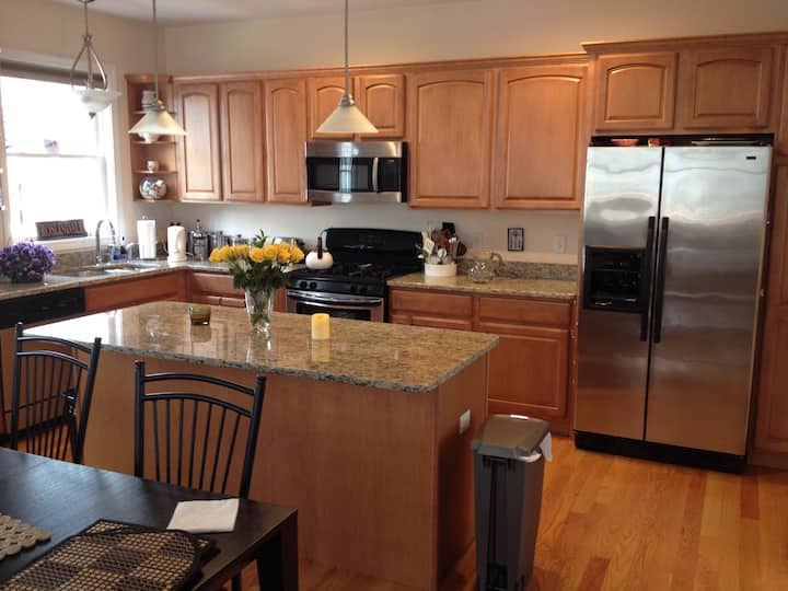 Comfy Den W/ Bath In Rozzie - Females Only - Boston, MA