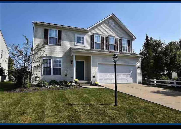 Beautiful 4 Bedroom Home In The Suburbs Cleveland - Bainbridge, OH
