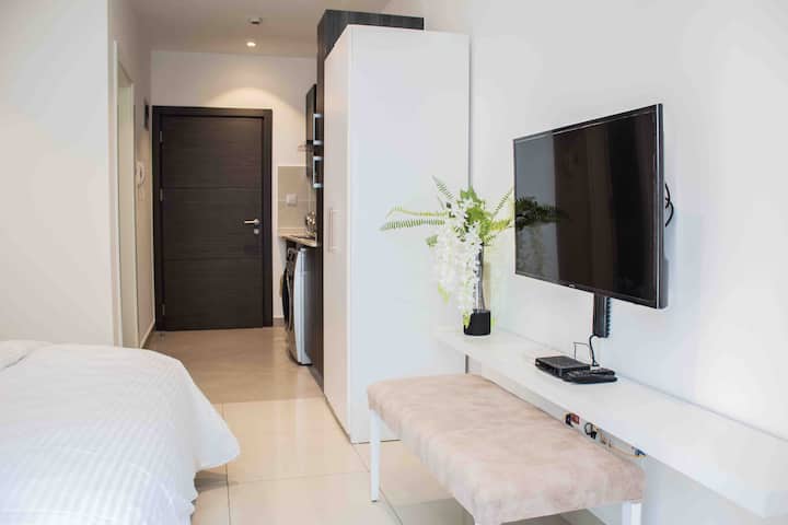 Beautifully Furnished Apartment With On-site Cafe - Accra