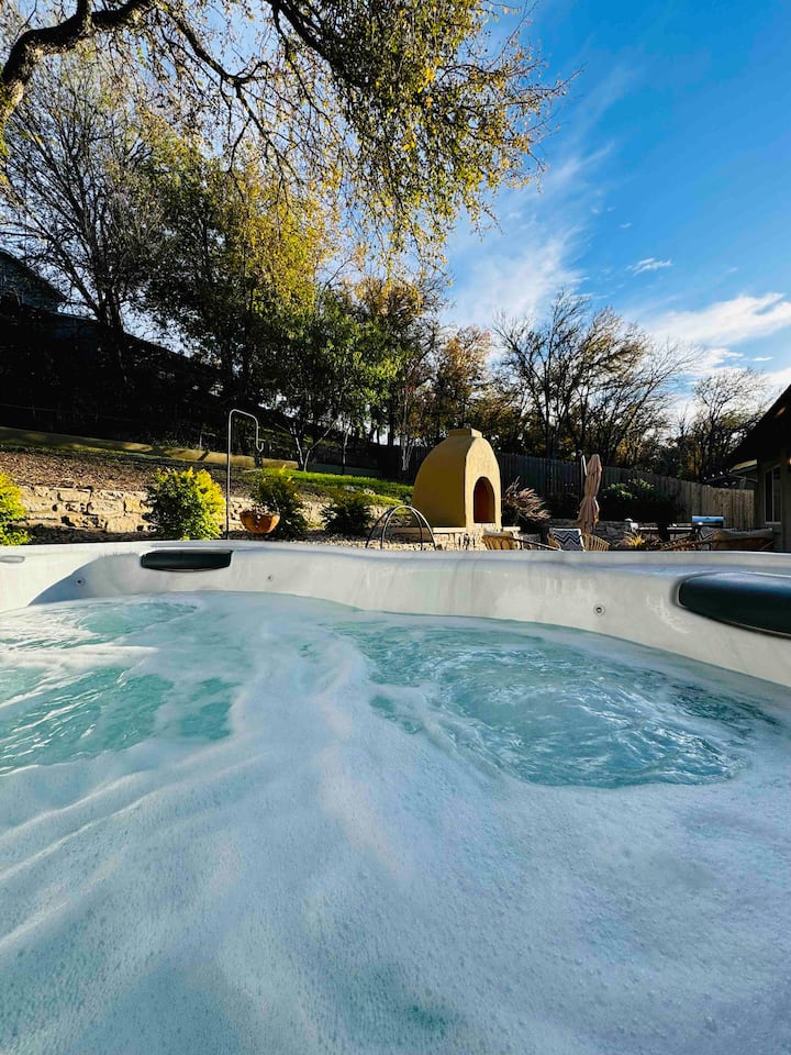Art Deco Gem-king Suite+hot Tub+outdoor Fire Place - Round Rock, TX