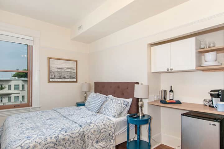 Room 106 - Hawthorne Historic Inn - San Diego, CA