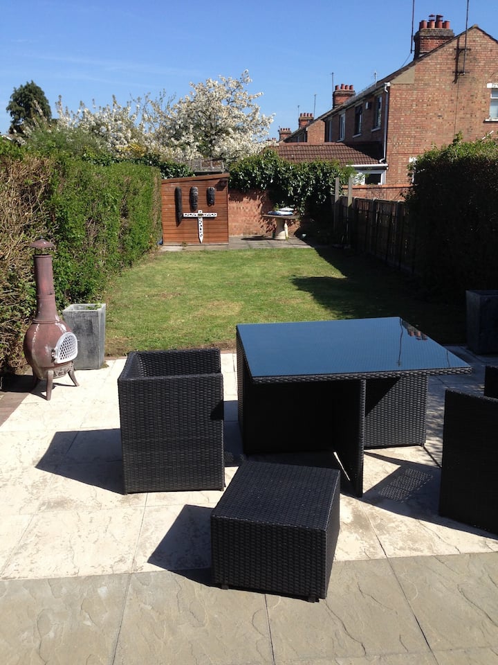 Large Double Bedroom, Quiet Road - Bedford