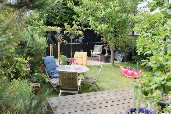 Bright & Cosy Retreat: Relaxing Home & Garden - 로팅딘