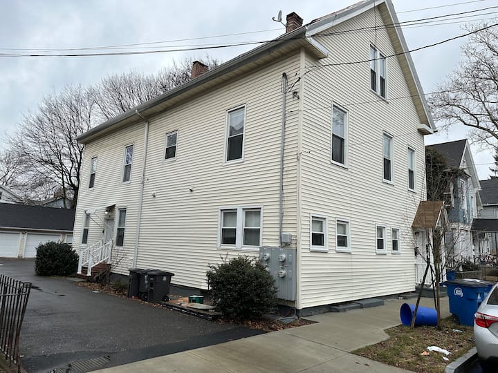Spacious Bedroom & In-unit Laundry With Parking - New Haven, CT