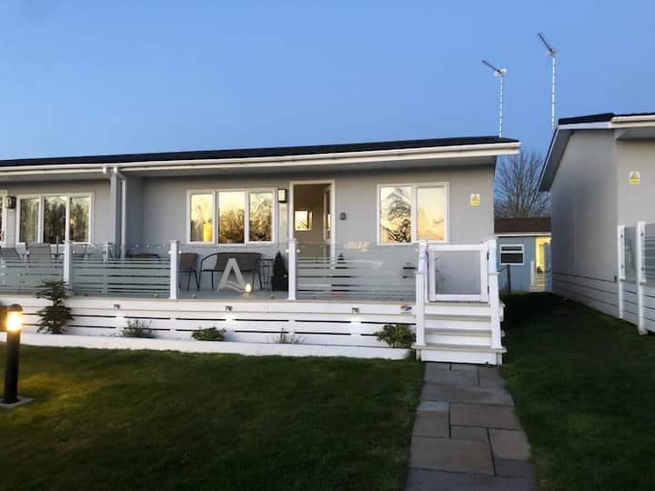 Lovely Modern Holiday Chalet At Oulton Broad - Lowestoft