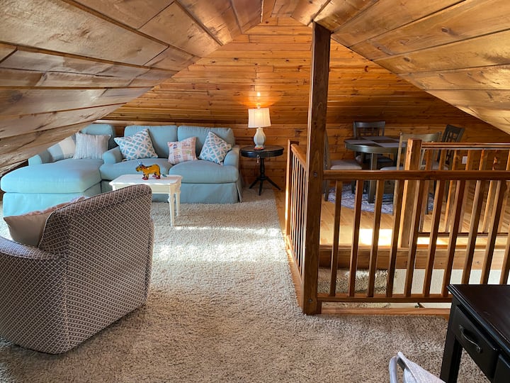 The “Loft” W/ Hot Tub At 602 E Main Street - Montrose, MI