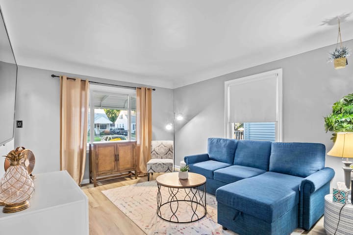 New Furniture! Quaint Home Near Downtown Royal Oak - Royal Oak, MI