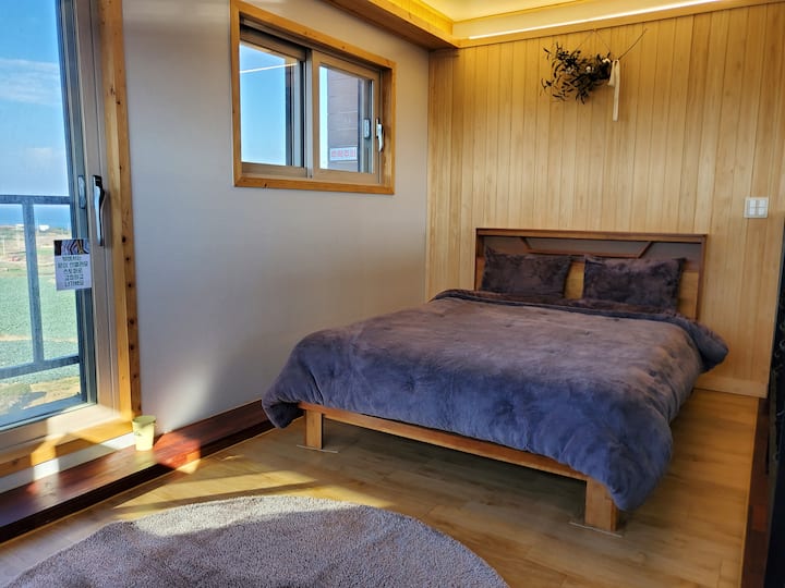 호영팜스테이203호
바다와 한라산이 동시에 보이는 개별테라스 바베큐 복층형 - Jeju-si