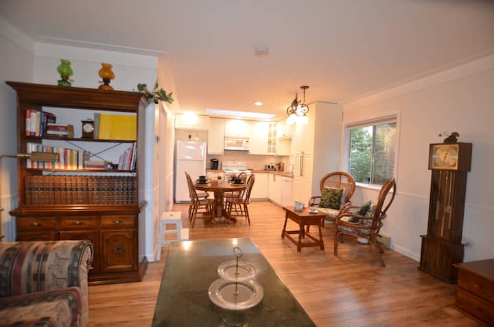 Big, Bright & Beautiful 2br Near Ocean & Downtown. - Victoria