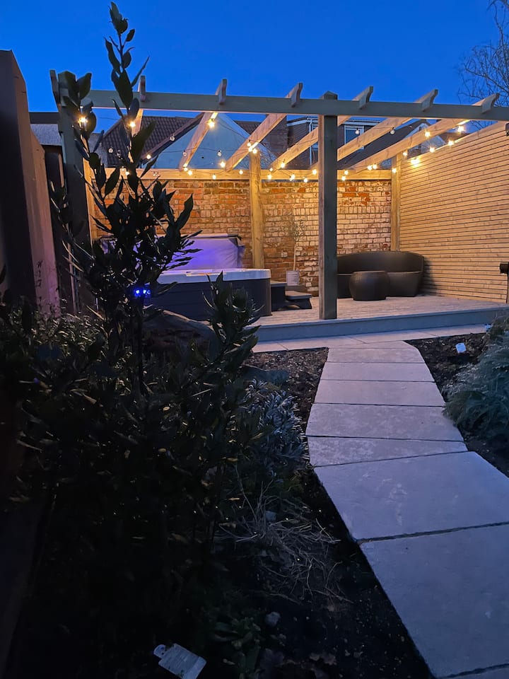 Cosy 3 Bed House With Hot Tub - Bristol