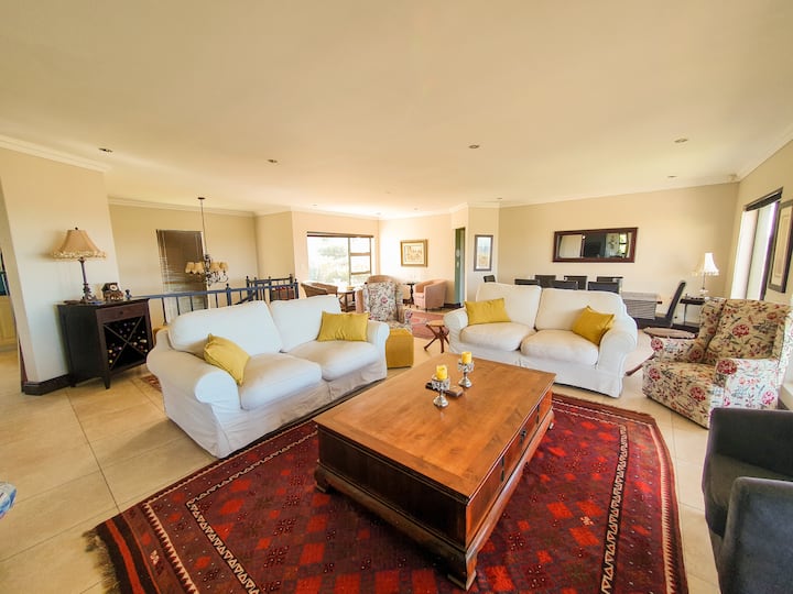 Cheerful 4-bedroom Home With Spectacular Ocean And Mountain Views - Kleinmond