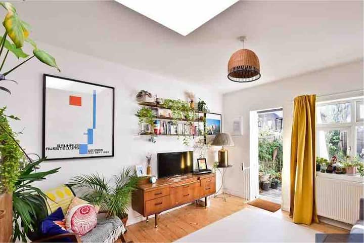 Sunny, Modern Room In Bright Victorian House - London
